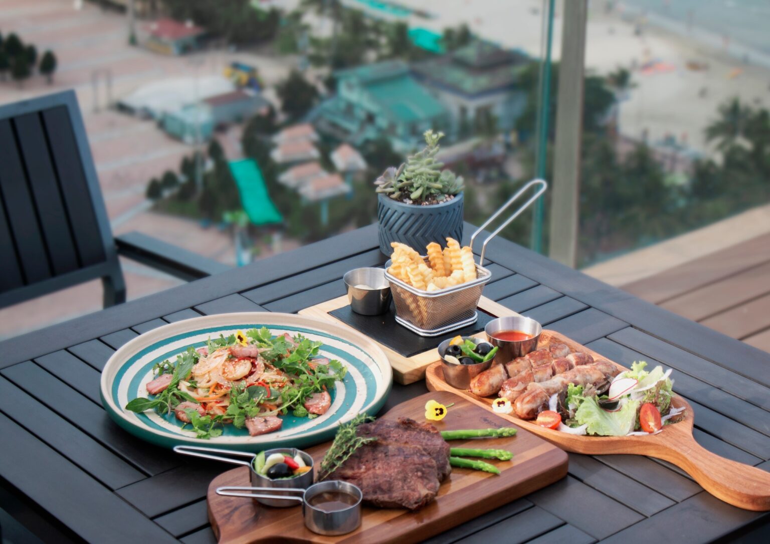SKY 21 BAR & BISTRO - 216 Vo Nguyen Giap, Da Nang | CHILL Vietnam