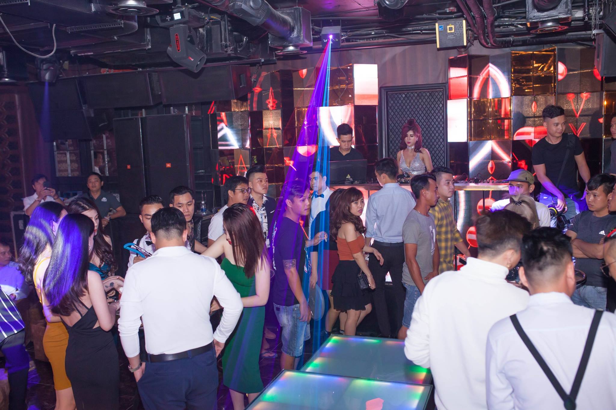 212 CLUB Đà Nẵng - Toà nhà Du Thuyền Marina, Cầu Tình Yêu, Đà Nẵng | CHILL Vietnam