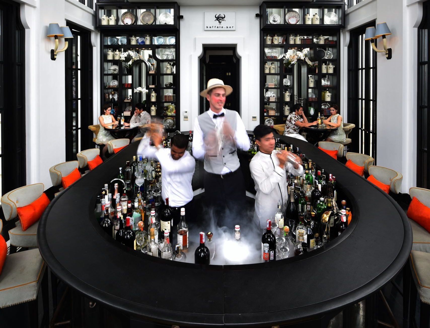 THE LONG BAR AT INTERCONTINENTAL DANANG - Sun Peninsula Resort, Bãi Bac ...