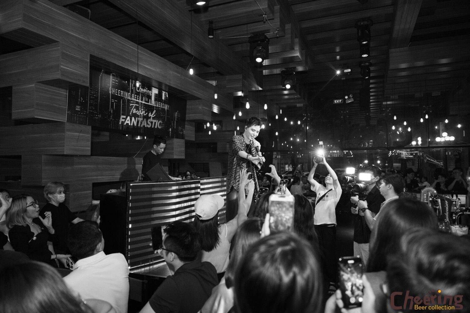 Ca sĩ Trịnh Thăng Bình khuấy đảo đêm nhạc mừng sinh nhật CHEERING BEER ...