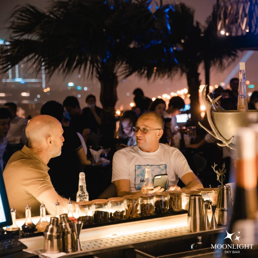MOONLIGHT SKY BAR ROOFTOP - 94 Mã Mây, Hà Nội - CHILL Vietnam