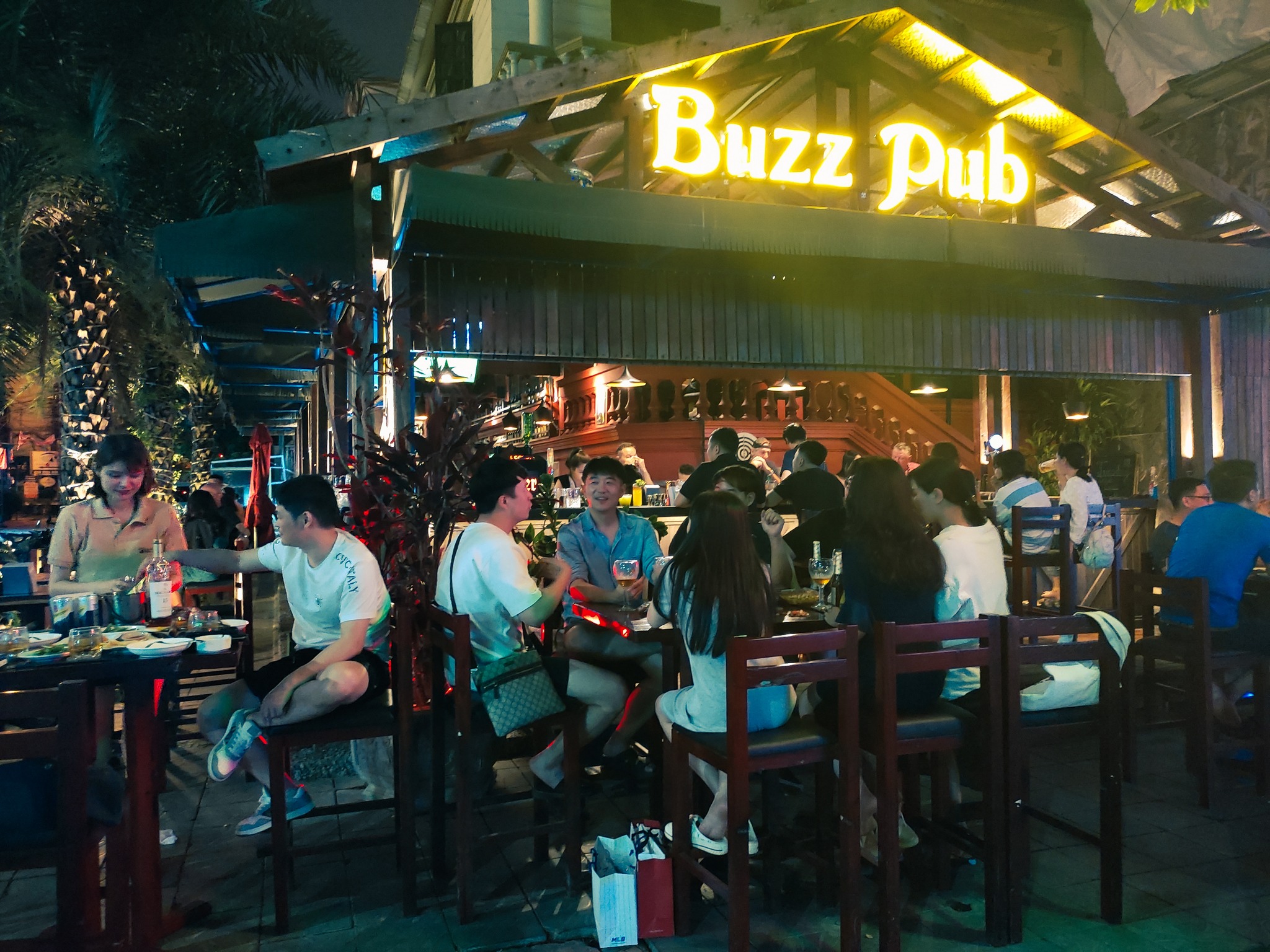 BUZZ PUB & BAR - 335 Văn Cao, Hải Phòng | CHILL Vietnam