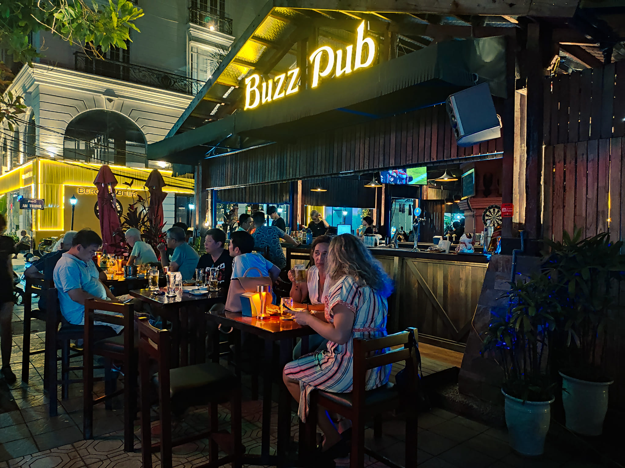 BUZZ PUB & BAR - 335 Văn Cao, Hải Phòng | CHILL Vietnam