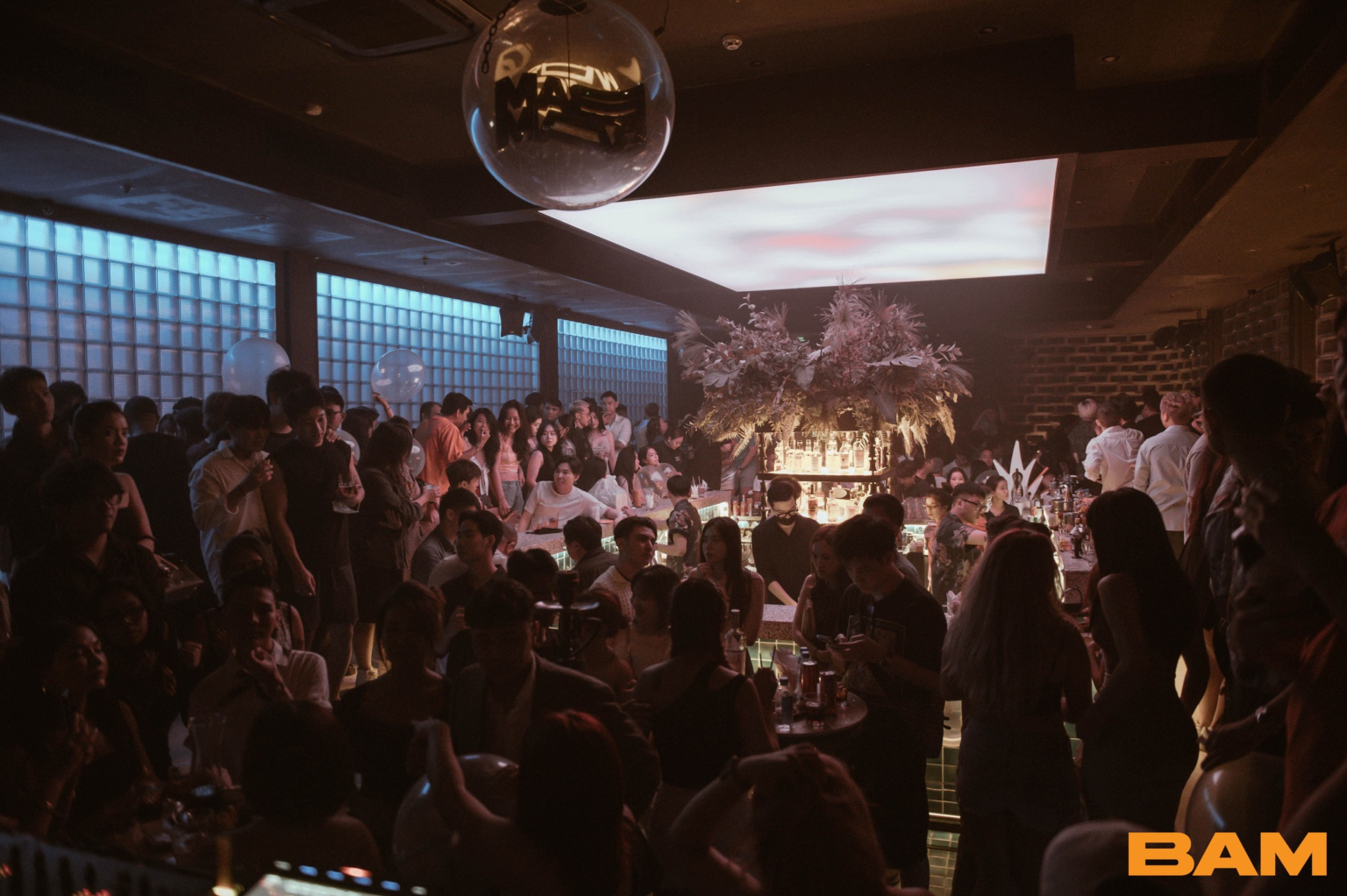 Top 5 famous Saigon Bars for young people | CHILL Vietnam